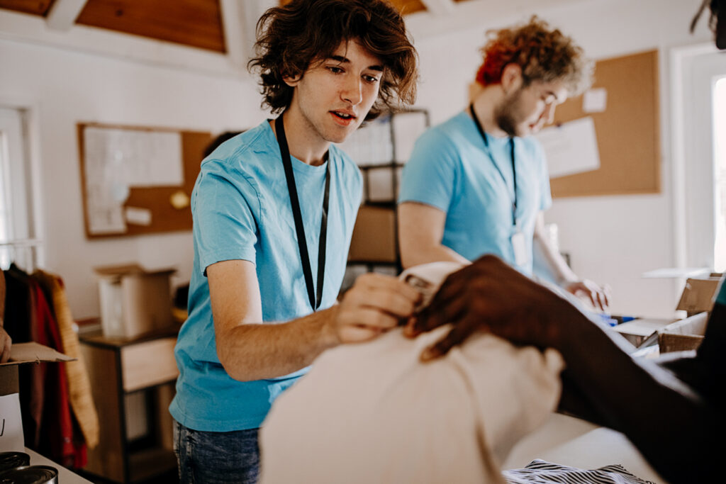 Geld spenden: Das müssen Jugendliche wissen - Jugendbudget